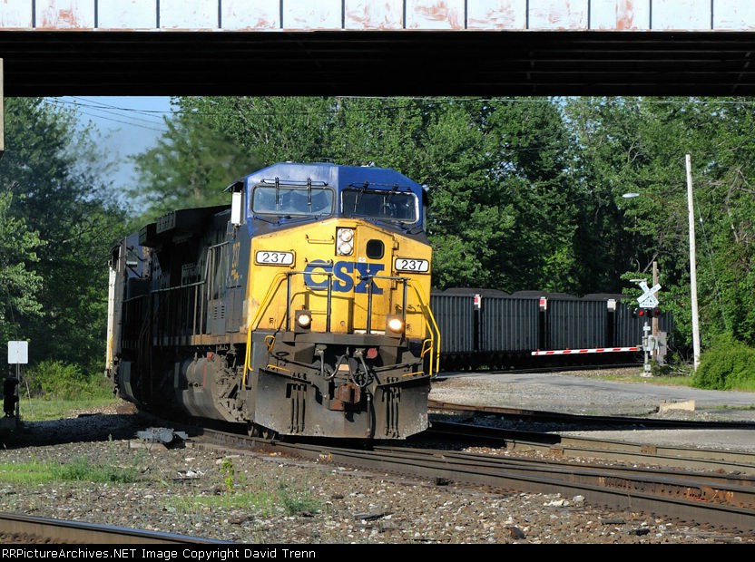 CSX 237 leads a coal train off the Cleveland Connecting track at CP128